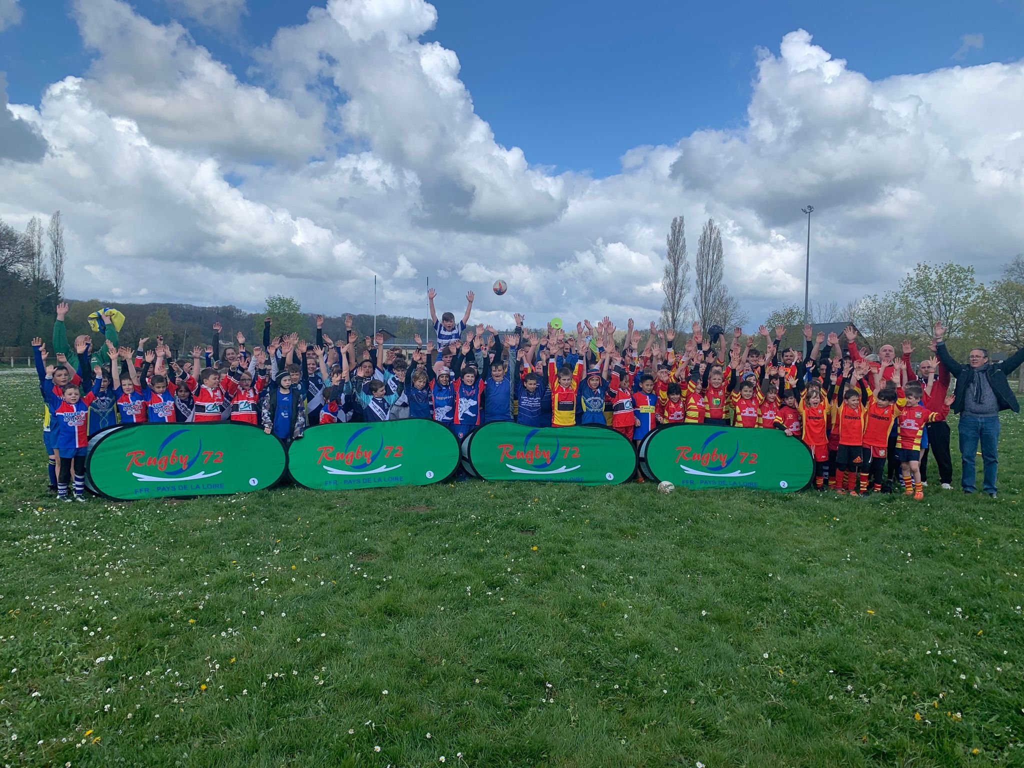 Le rugby donne le sourire à 121 enfants au stade de Marçon - Contact FM ...